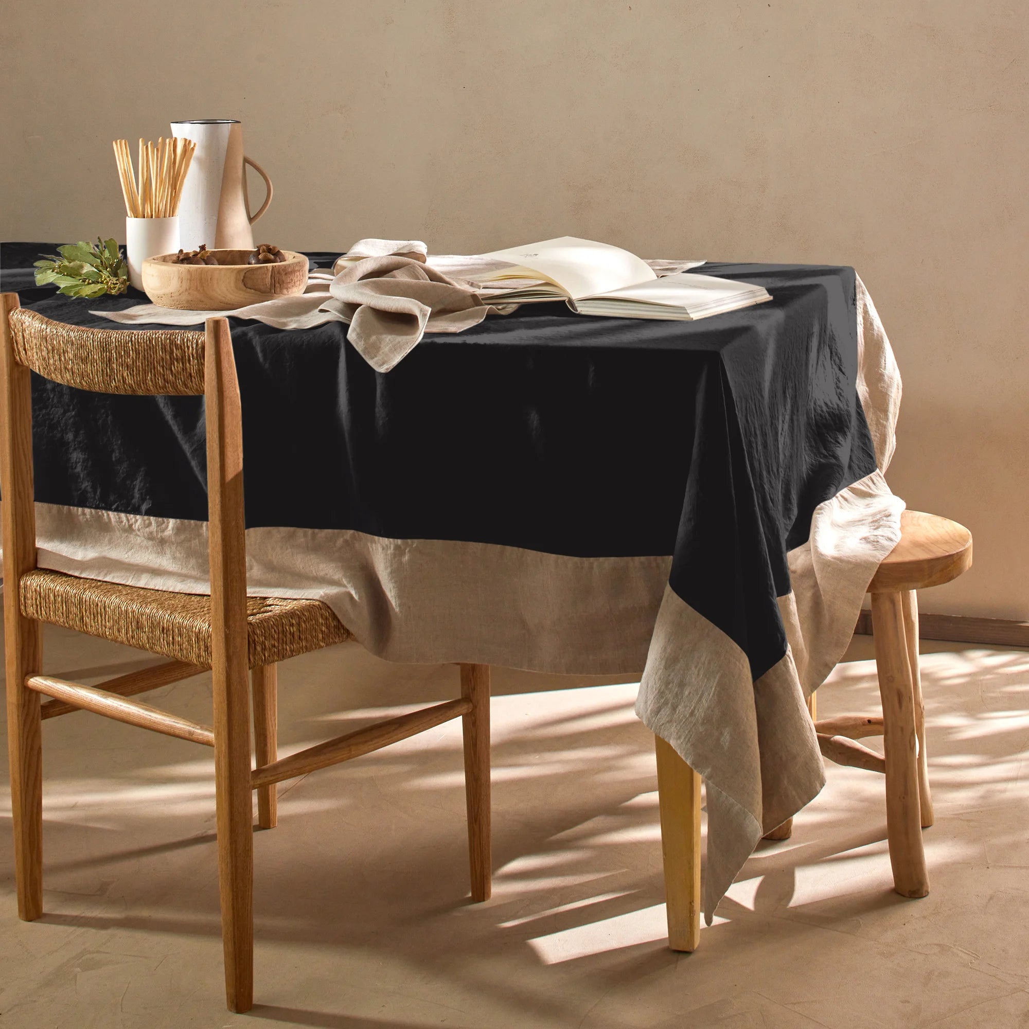 Two-tone tablecloth in black linen | Linenshed