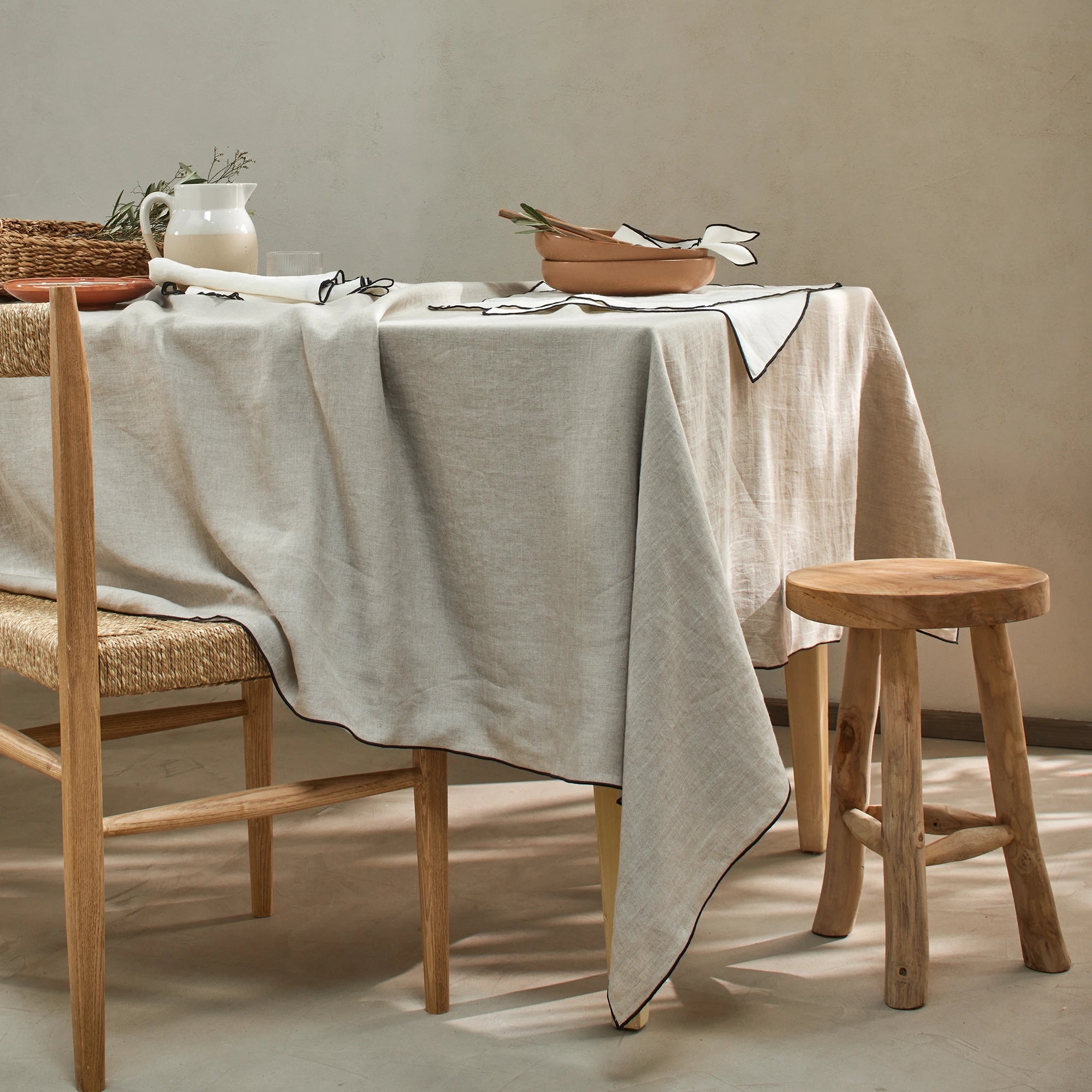 Tablecloth in natural linen with bourdon stitch | Linenshed